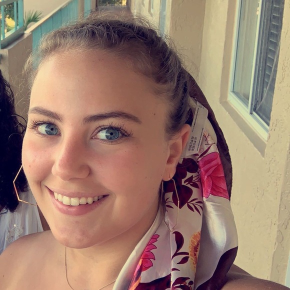 Ally's Closet (@ally_aloi) | Poshmark